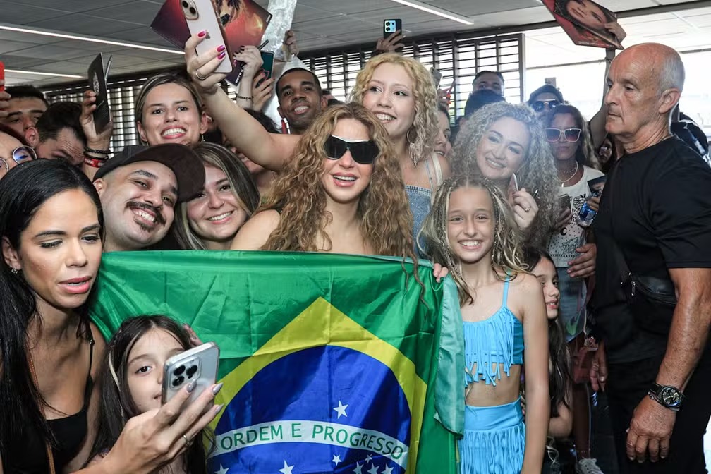 Shakira chega ao Brasil para turnê e declara amor aos fãs: "Te amo, Brasil 🤍" - TV MAIS CANEDO